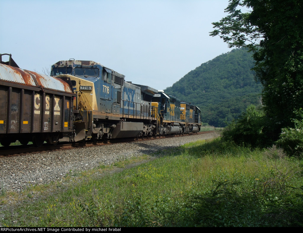 Faded paint on CSX 7716